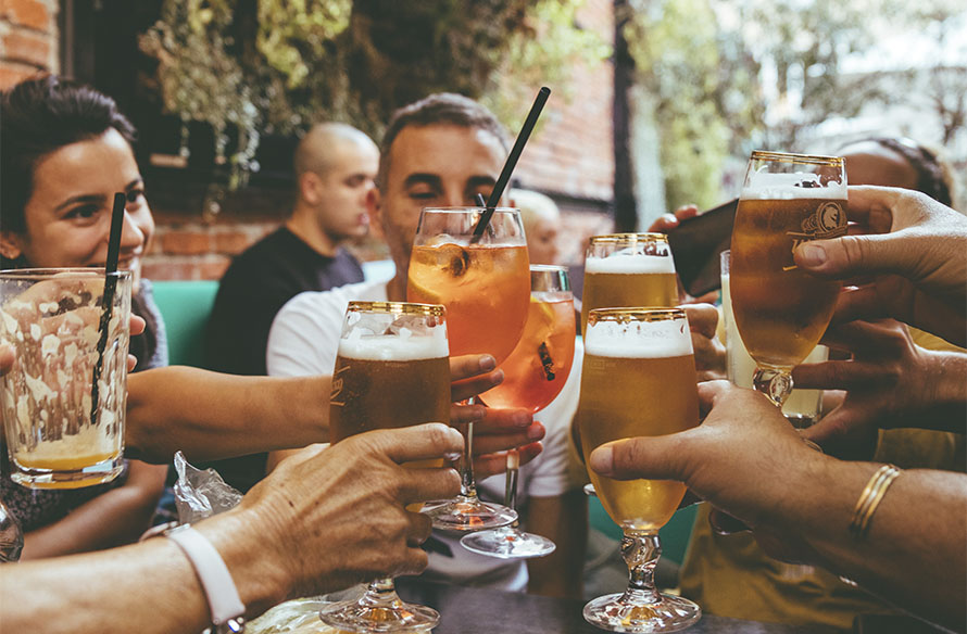 Hoeveel glazen mag je drinken? Wat doet alcohol met je rijgedrag?