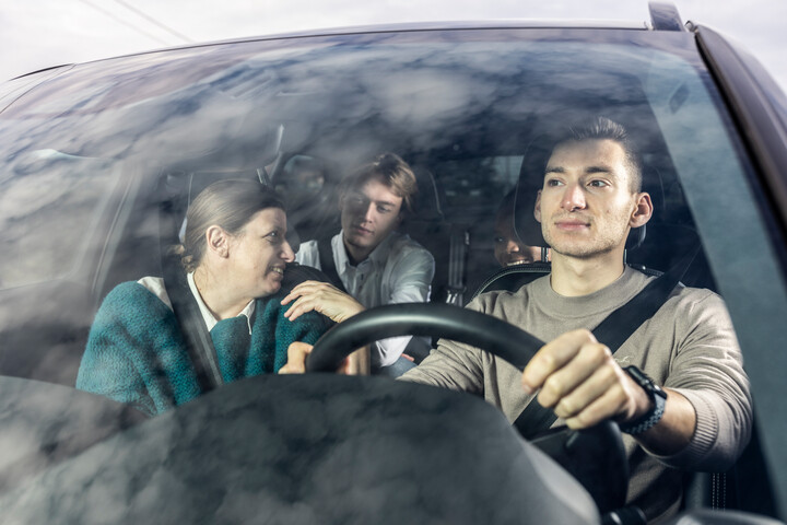Passagiers, kinderen of muziek, ook afleiding in de auto?