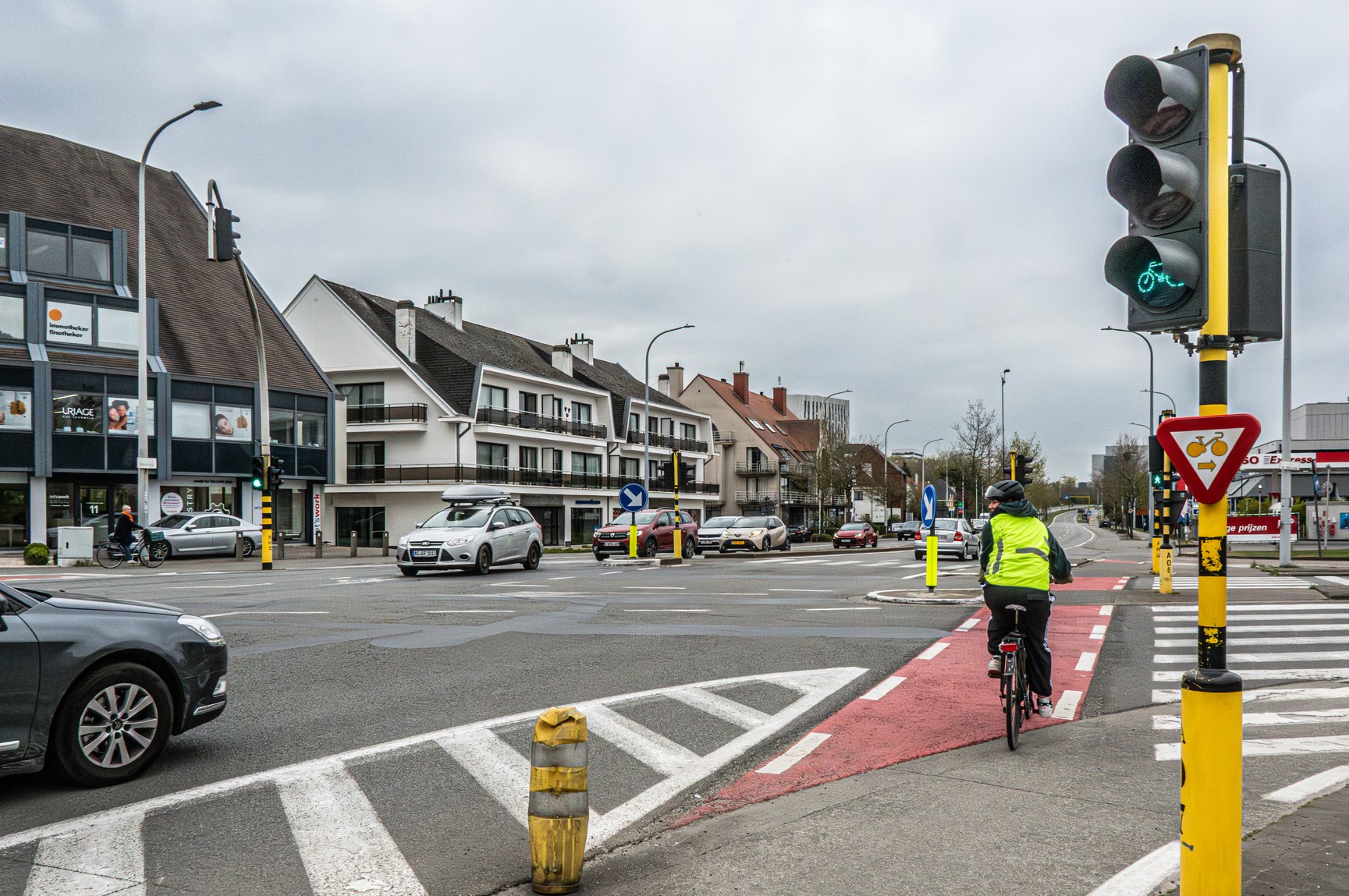 Verkeerslichten, fietsopstelvak, fietsers door het rood