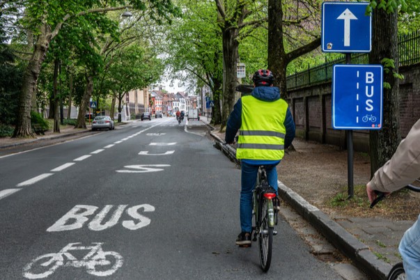Mag je op een busstrook, busbaan of trambedding fietsen?