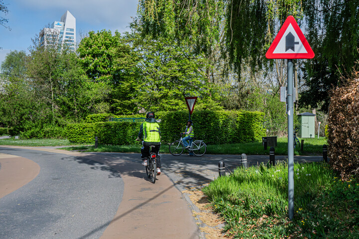 Wat is het verschil tussen een fietssuggestiestrook en een fietspad?