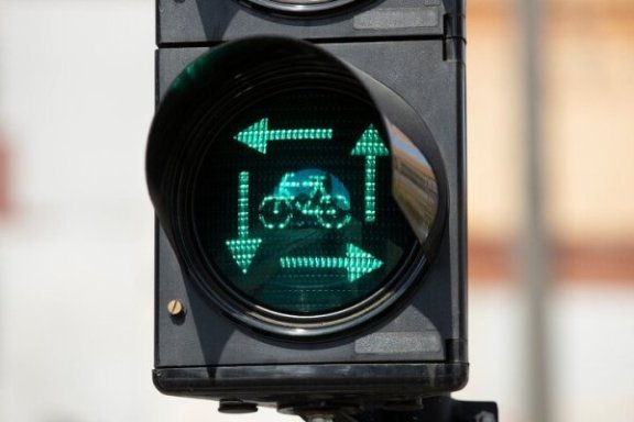 Verkeerslichten, fietsopstelvak, fietsers door het rood