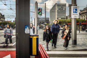 Waar moeten voetgangers stappen en oversteken?