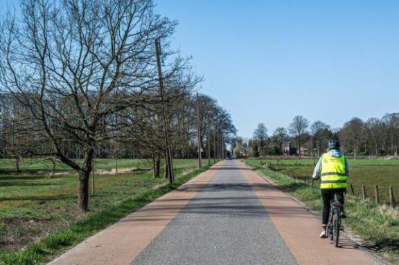 Wat is het verschil tussen een fietssuggestiestrook en een fietspad?