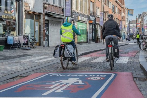 Waar moet je fietsen als er geen fietspad is?