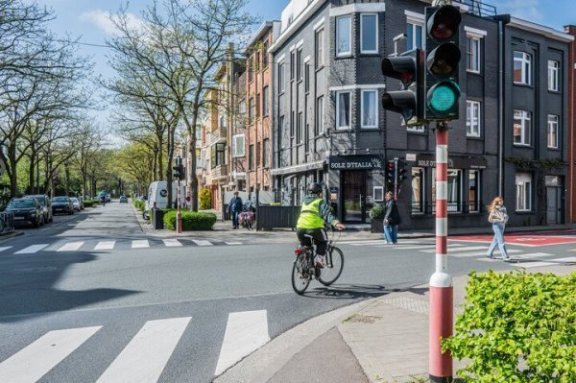 Verkeerslichten, fietsopstelvak, fietsers door het rood