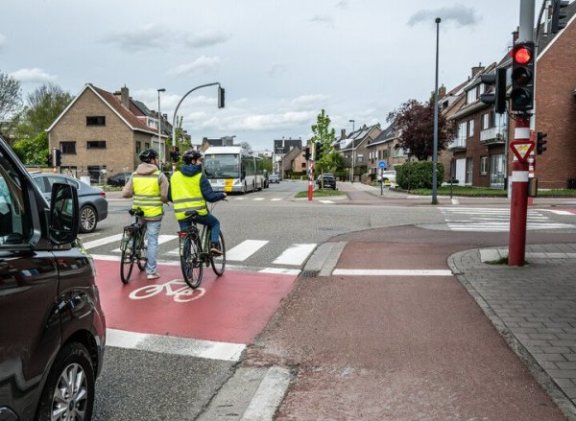 Verkeerslichten, fietsopstelvak, fietsers door het rood
